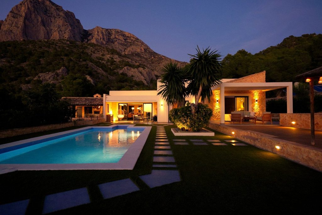 Why more homeowners are adding water features and mini ponds outdoors