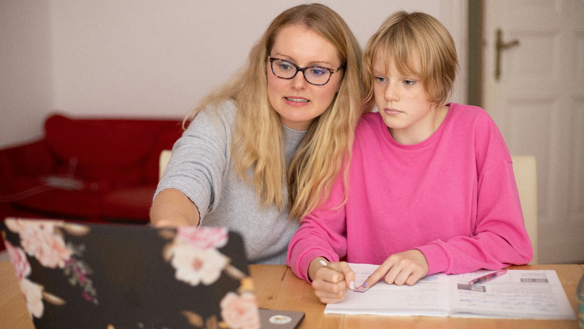 20 parenting moments that feel chaotic but matter later