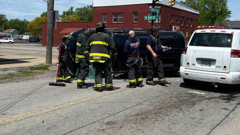 Two people hurt in Warren crash: Police