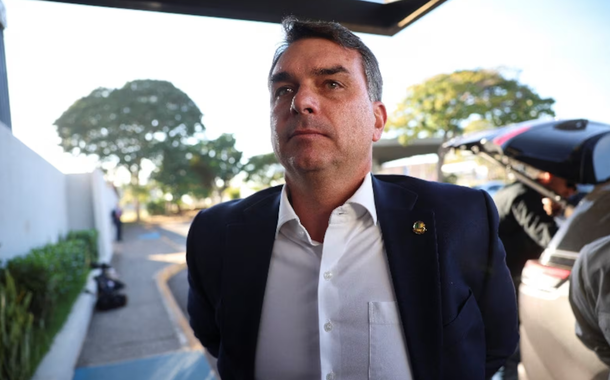 Diplomatas defendem embaixada após veto a coletiva de Flávio Bolsonaro ...
