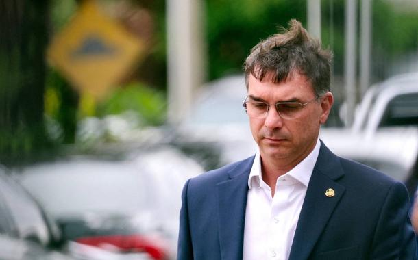 Sem explicar ligação com Vorcaro, Flávio Bolsonaro adota tom messiânico ...