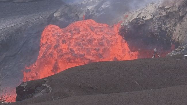 Lava bubbles up from Hawaii's Kilauea volcano as latest eruption ...