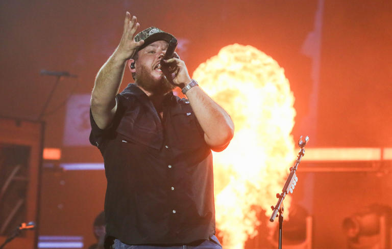 Luke Combs to headline first Lambeau Field concert since 2019