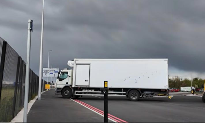 I’d do that turn easy - HGVs and lorries have 'bit of a problem' with u ...