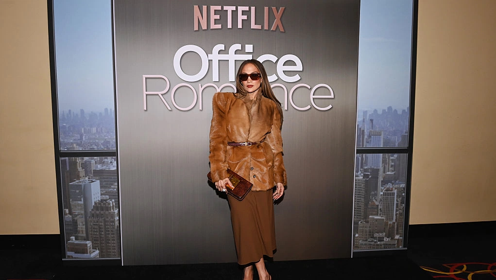 Jennifer Lopez's bare-faced video and hotel exit spark online debate