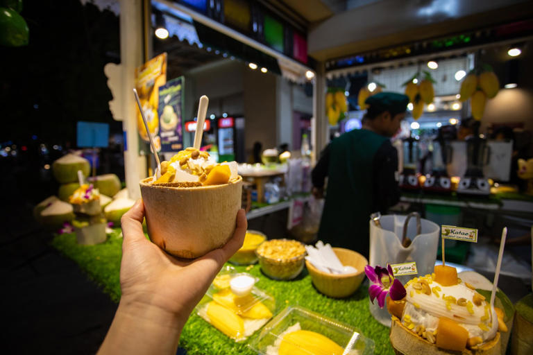 Why Singaporeans queue for hawker food for 1+ hour without complaining ...