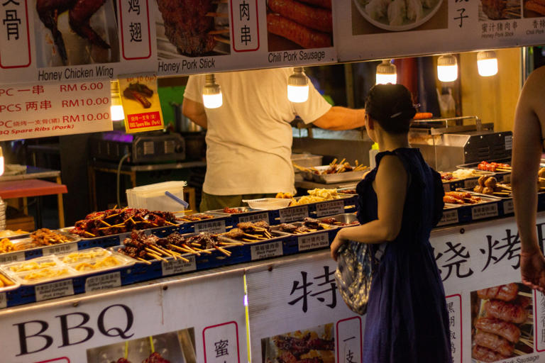 Why Singaporeans queue for hawker food for 1+ hour without complaining ...