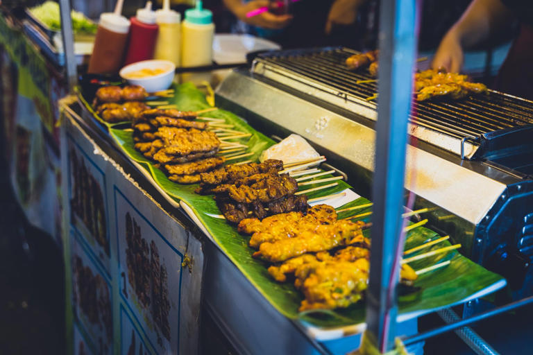 Why Singaporeans queue for hawker food for 1+ hour without complaining ...