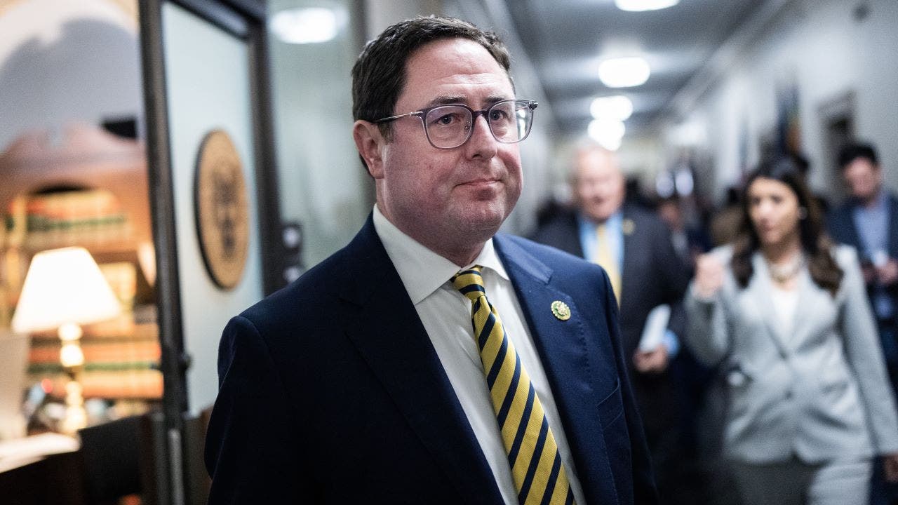 Progressive challenger complicates Democrat path in House fight to ...