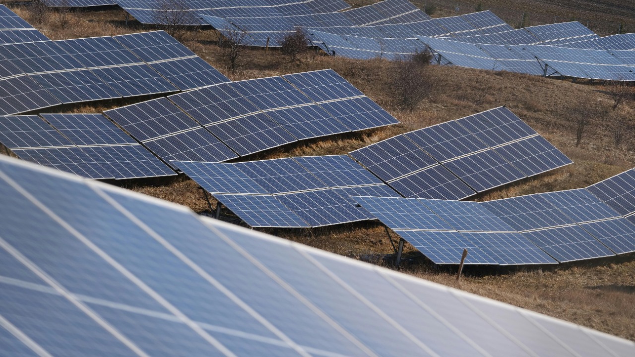 Heat waves are cutting solar panel output just when grids need it most ...