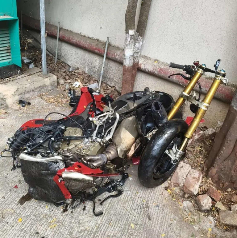 Seafarer racing sports bike on Palm Beach Road in Navi Mumbai crashes ...