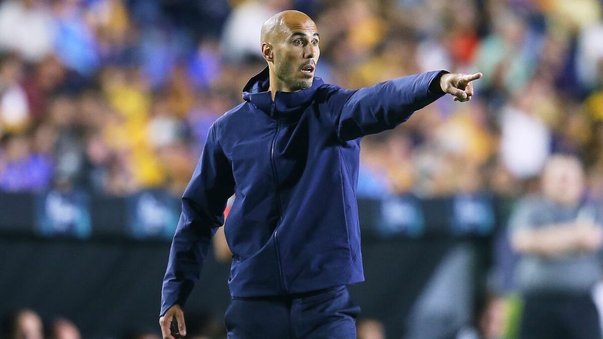 Respaldo con ojos cerrados a Guido Pizarro en Tigres