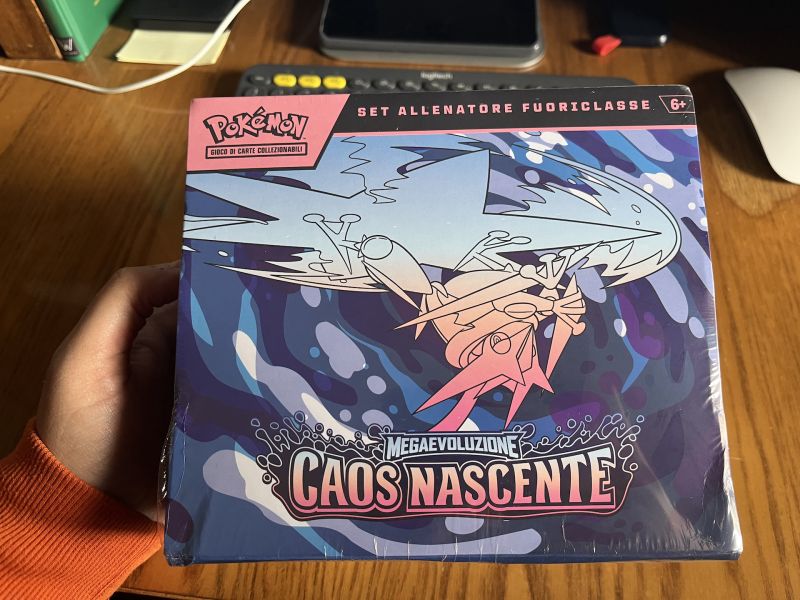 Carte Pokemon: quando esce l'ETB di Caos Nascente in edicola? Ecco la data!