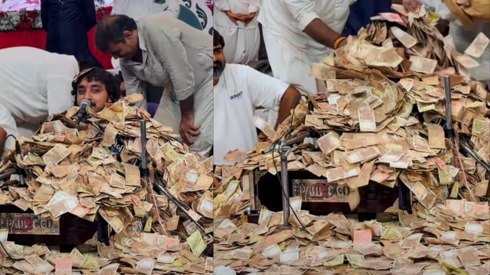 Devotees pour sacks of money on bhajan singer in Gujarat; internet ...