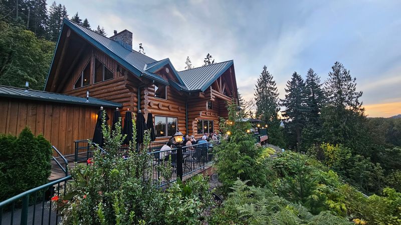 This riverfront restaurant in Oregon has the most enchanting sunset ...