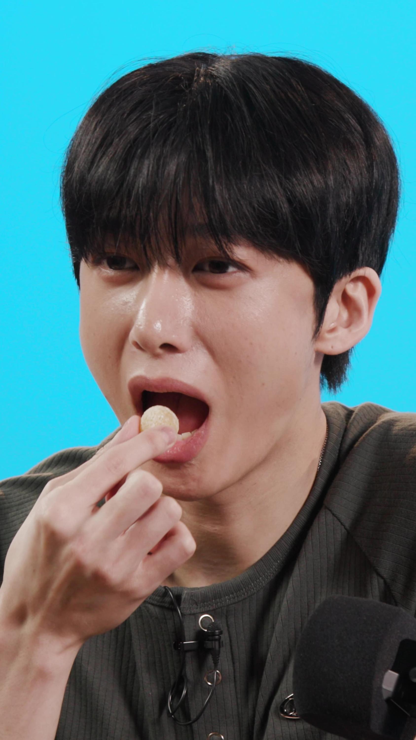 Can Hyungwon of MONSTA X snack silently?
