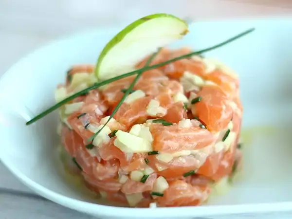 Fresh salmon tartare with green apple