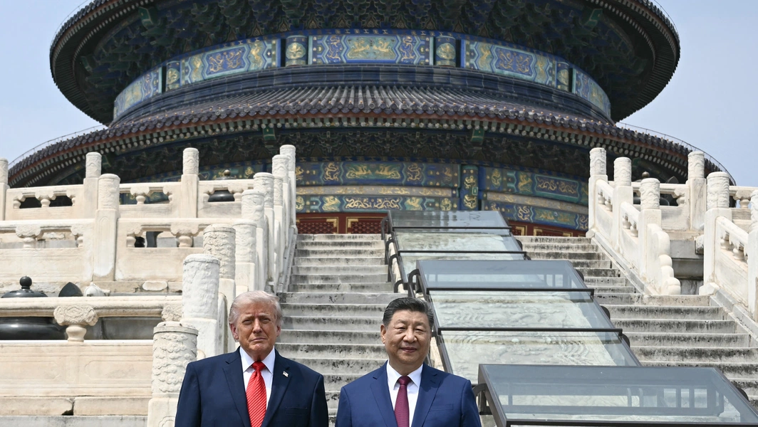 Trump's note-checking moment in Beijing fuels debate