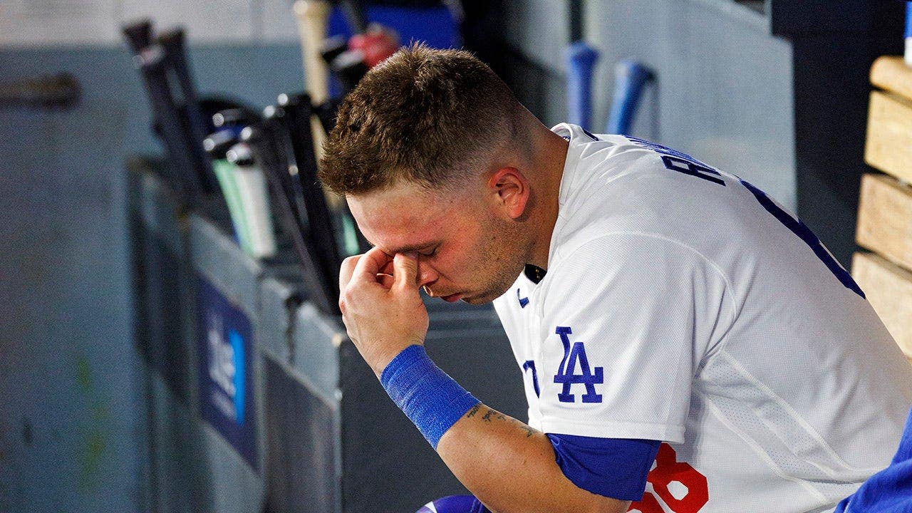 Dodgers catcher takes out frustration on himself by banging bat over ...