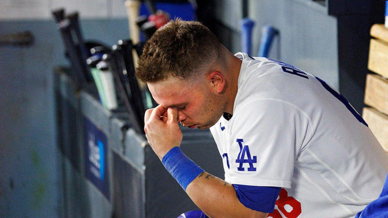 Dodgers catcher takes out frustration on himself by banging bat over ...