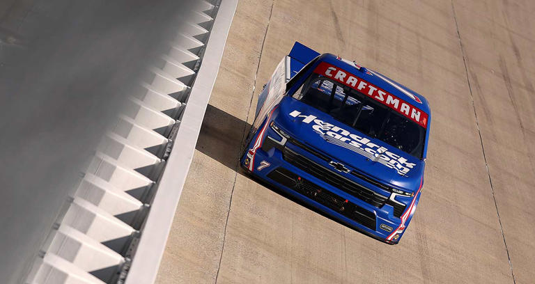 Kyle Busch holds off Majeski, powers to Craftsman Truck Series win at Dover