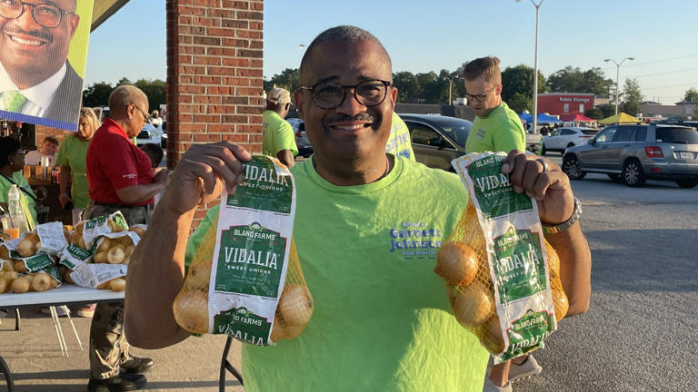 Augusta mayor hosts free Vidalia onion giveaway at food truck event