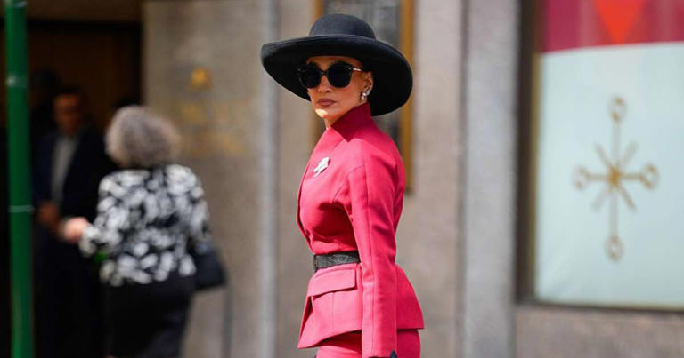 Jennifer Lopez mocked after viral video shows her clearing crowd before ...