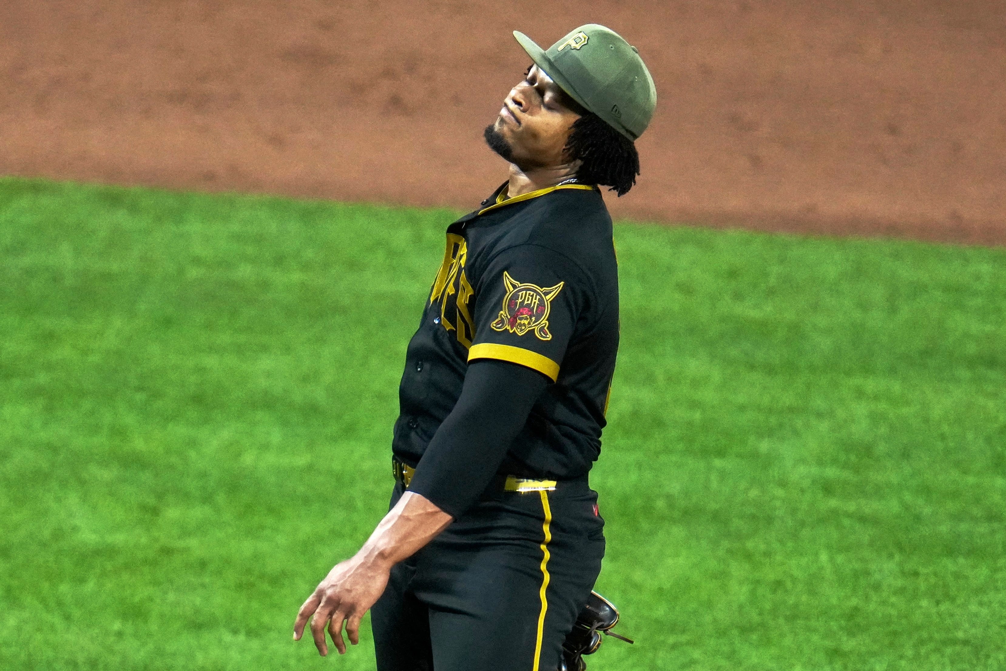 Pirates squander late lead, fall to Phillies in extras
