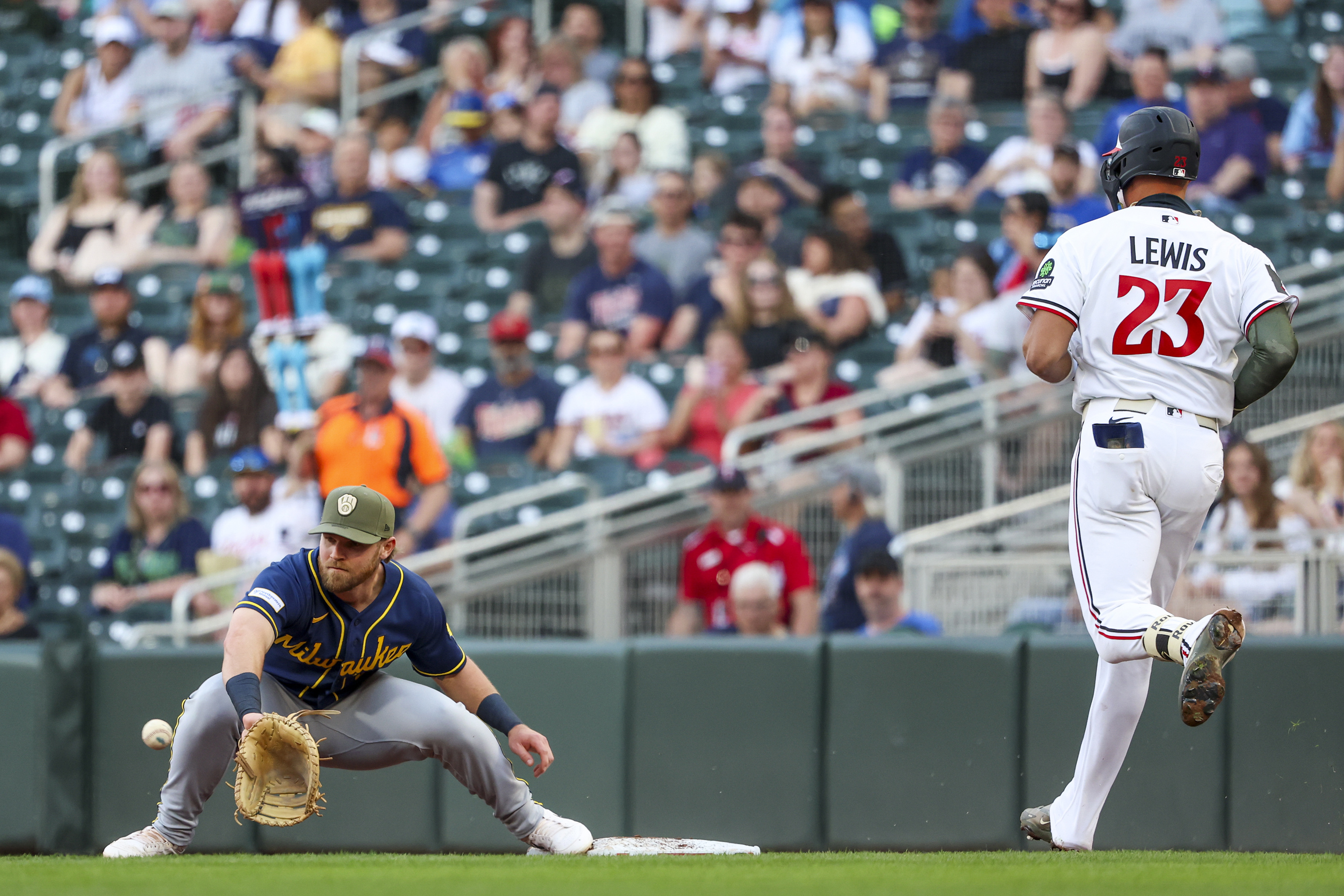 Obstruction call costs Royce Lewis, Twins in a 3-2 loss to Brewers
