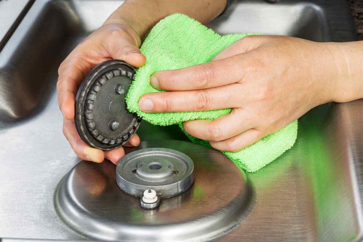 Il trucco definito per una pulizia perfetta dei bruciatori del gas