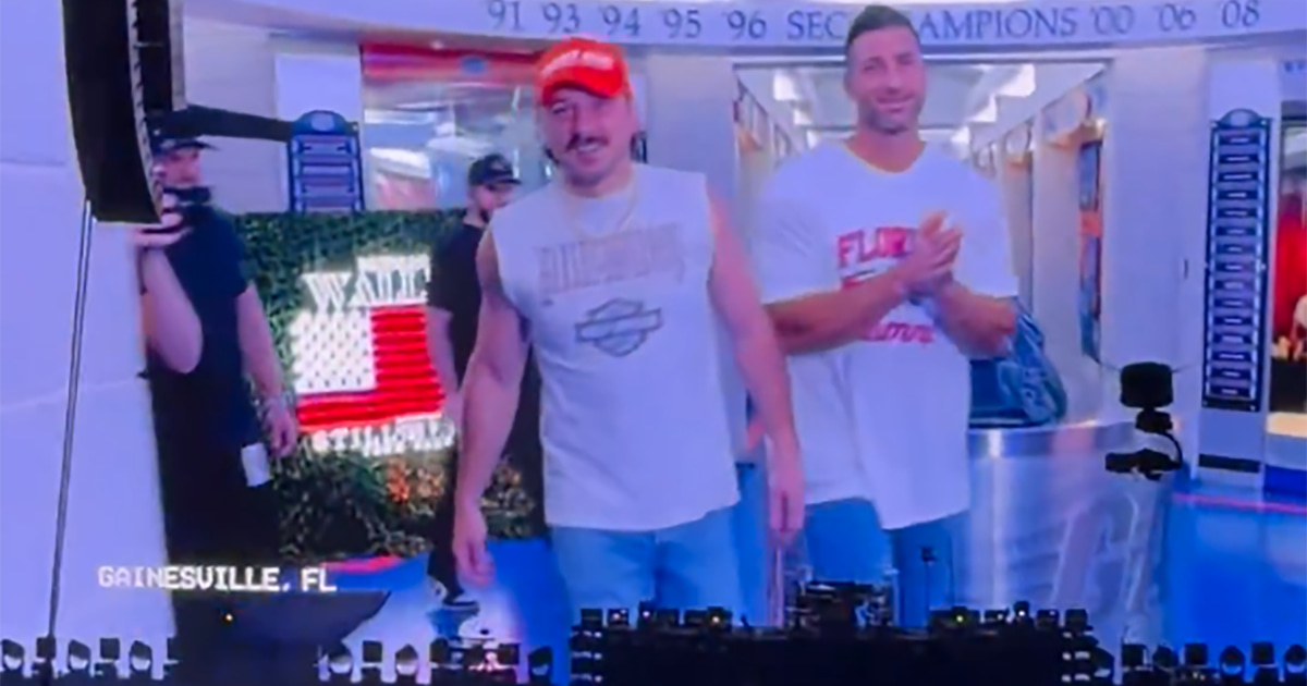 Tim Tebow walks out with Morgan Wallen to start concert at the Swamp