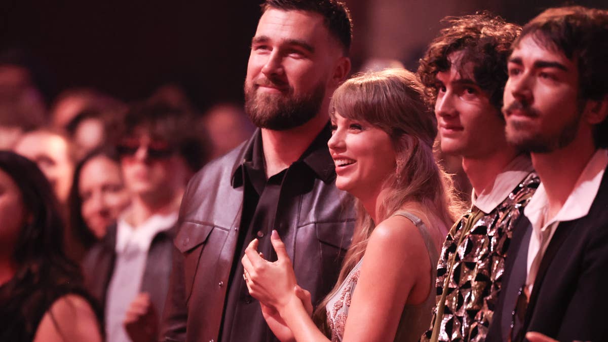 Taylor Swift stuns in floral dress on date night, fans compare look to ...