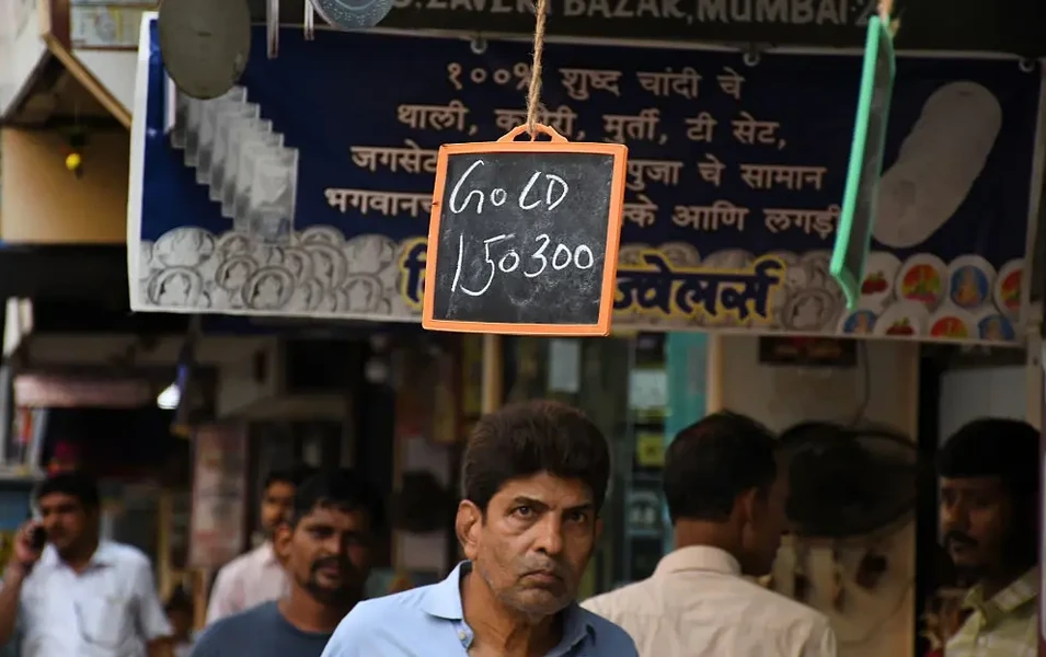 Gold prices ease after record discount and duty hike