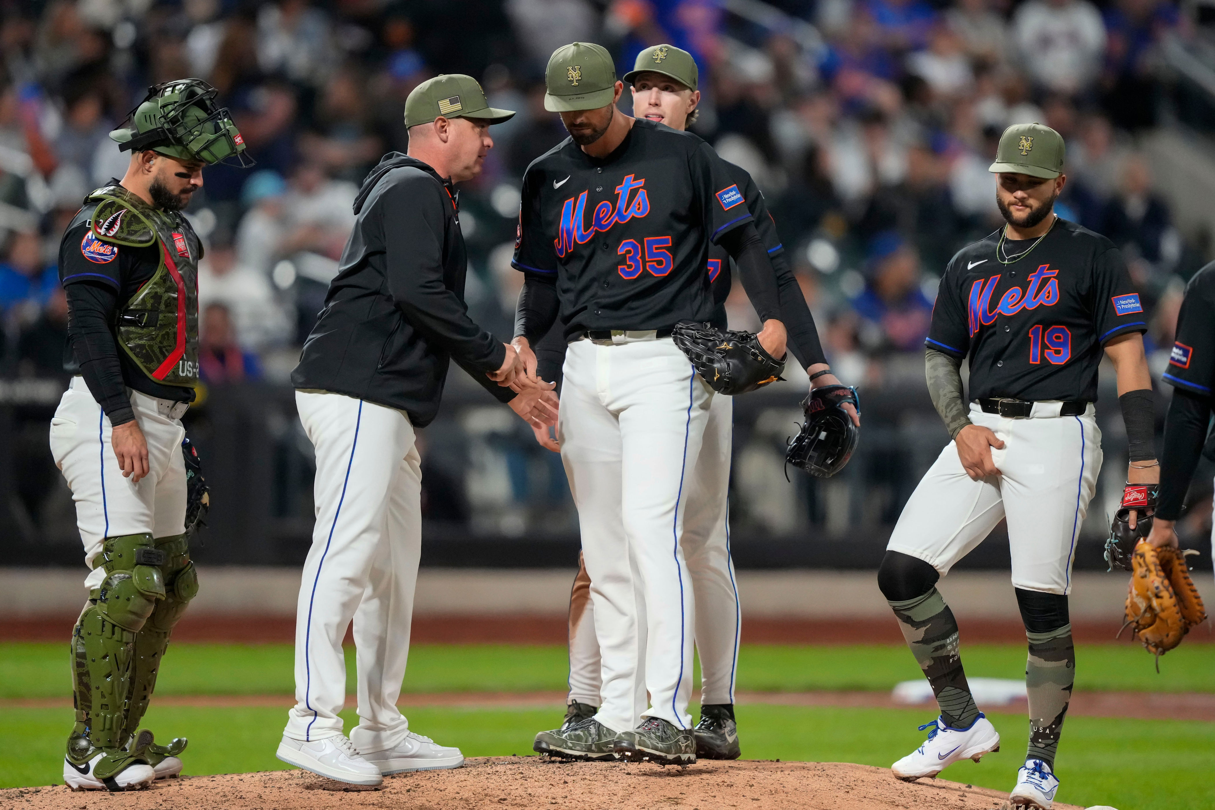 Mets pitcher Clay Holmes sidelined indefinitely with broken leg after ...