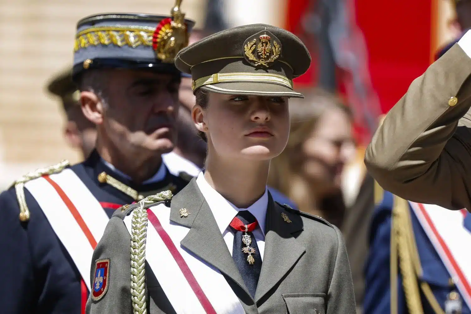 La princesa Leonor salta sin red: primera royal en formarse en paracaidismo