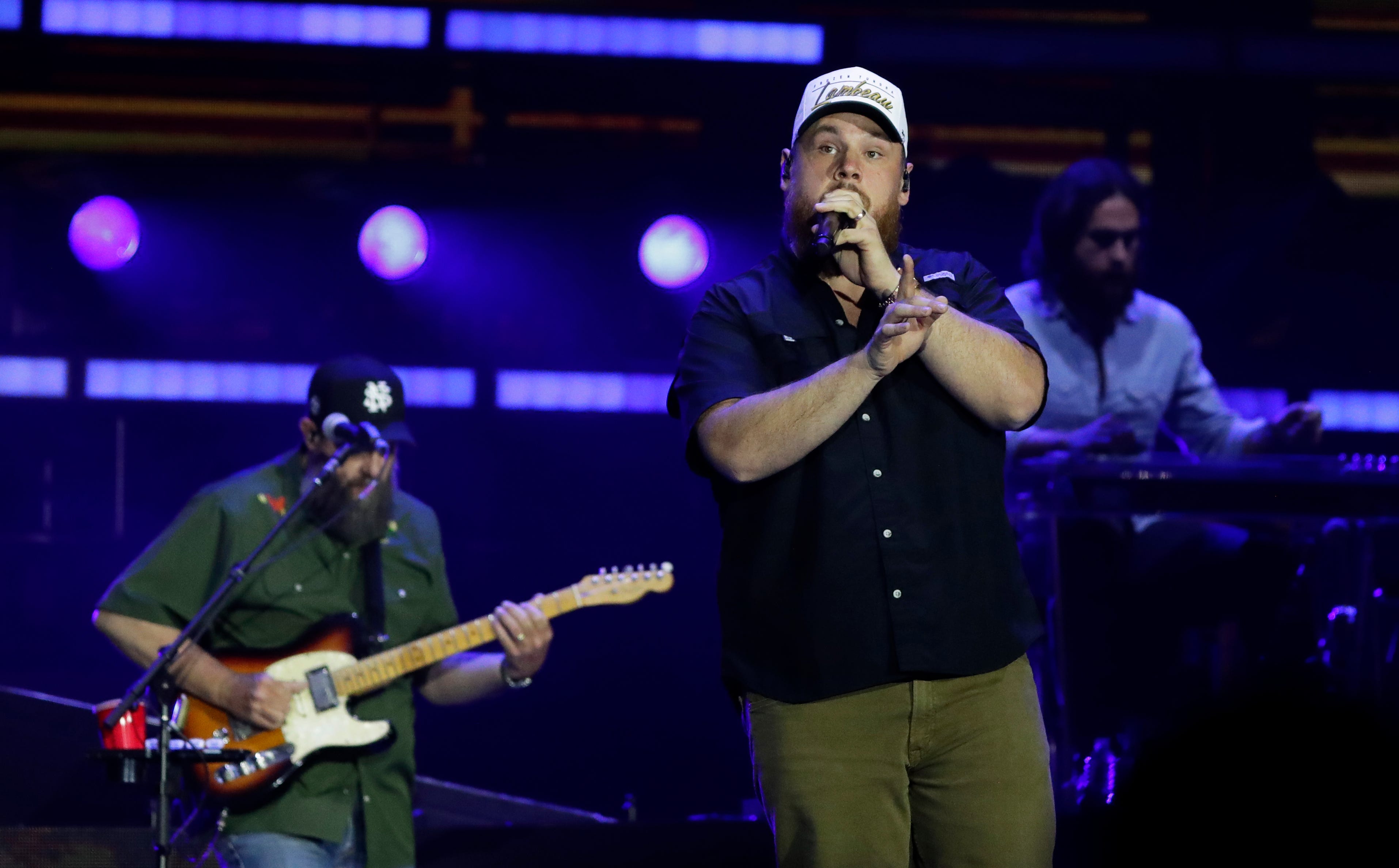 Luke Combs comes out swinging during first night at Lambeau Field