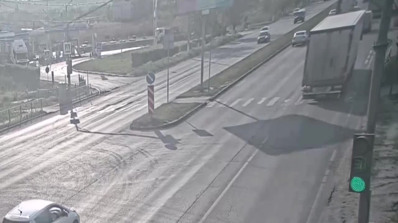 Truck runs red light causing crash and car overturn in Volgograd, Russia