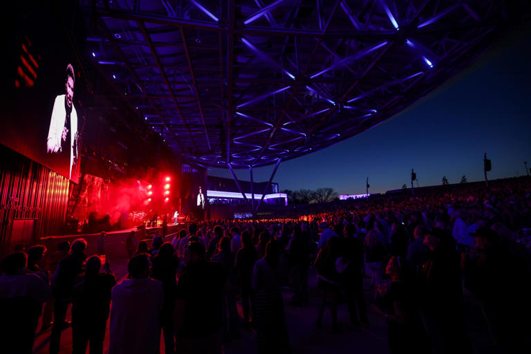 Grand Rapids, Lionel Richie say 'Hello' to new downtown amphitheater