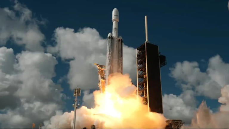 SpaceX holders sign off on 5-for-1 stock split ahead of IPO