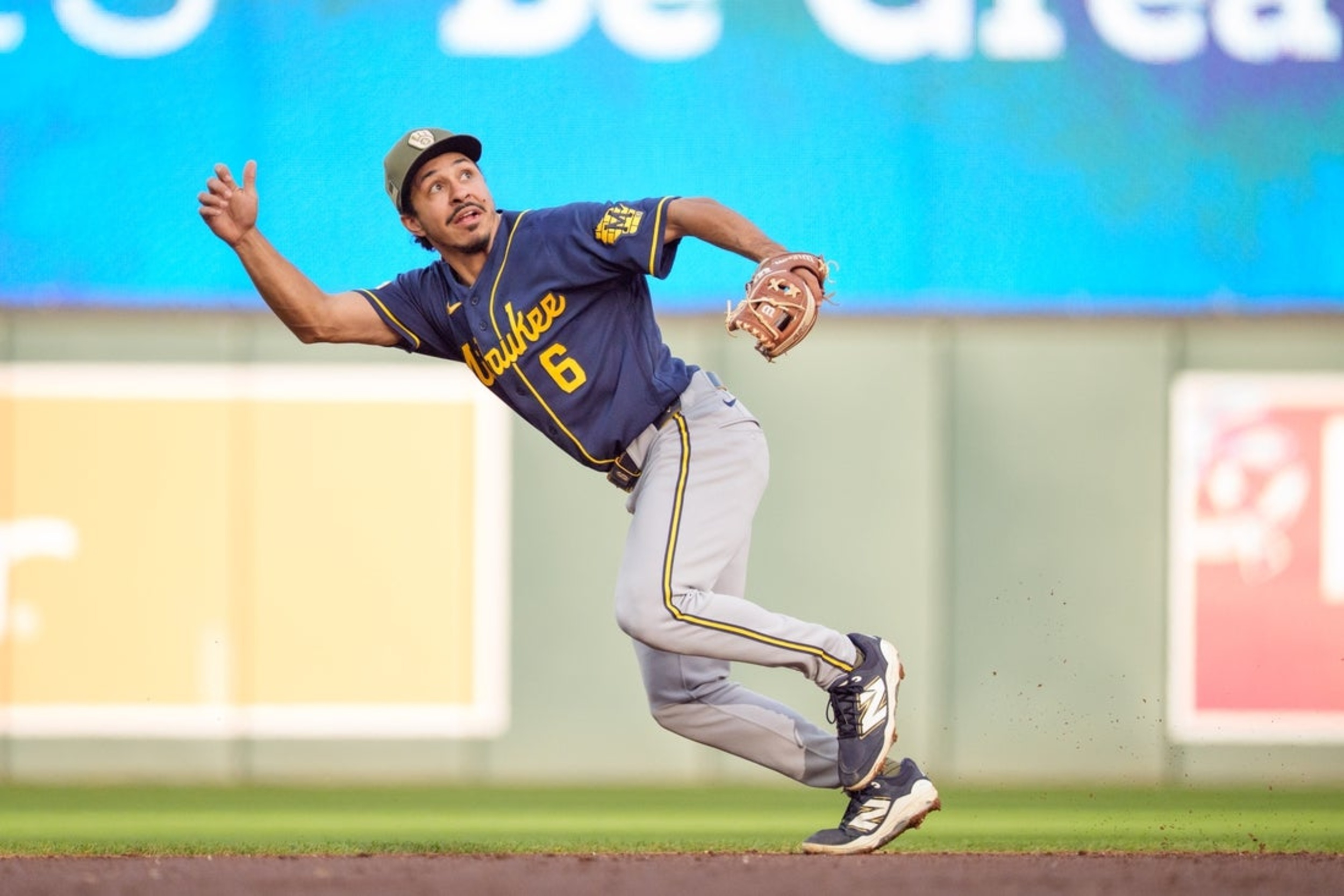 Brewers rally on controversial call to edge Twins