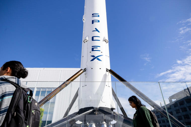 SpaceX holders sign off on 5-for-1 stock split ahead of IPO