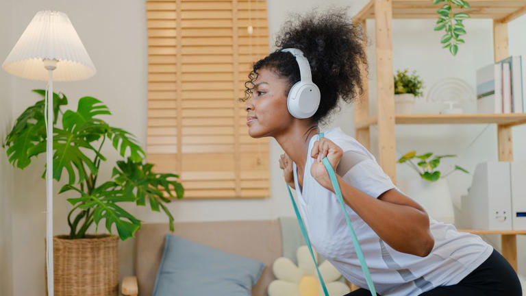 A trainer says this is the resistance band workout you should do if you ...
