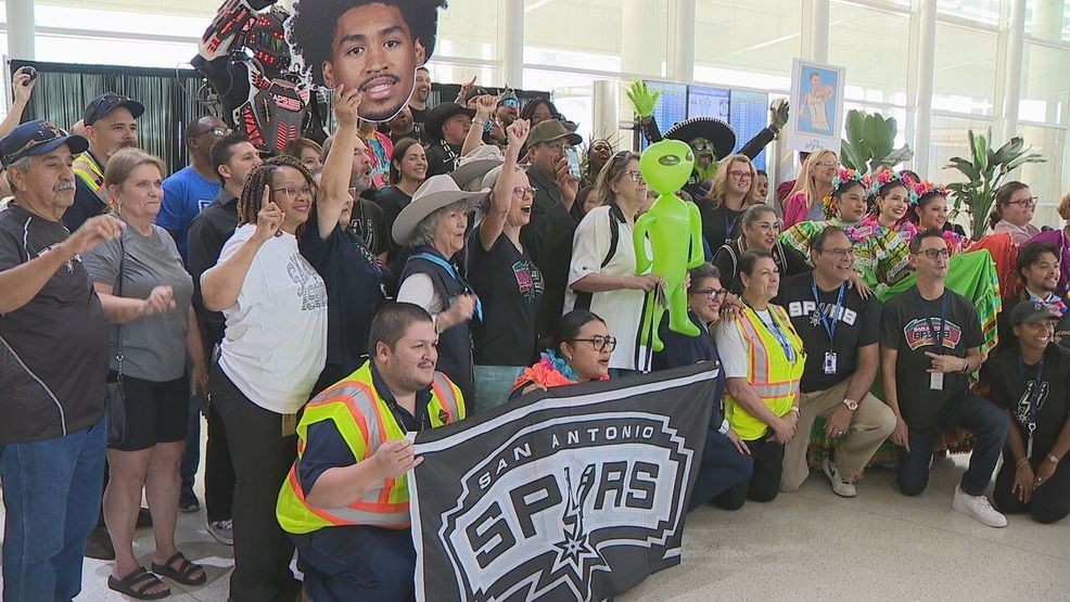 Spurs spirit rally greets travelers at the San Antonio International ...