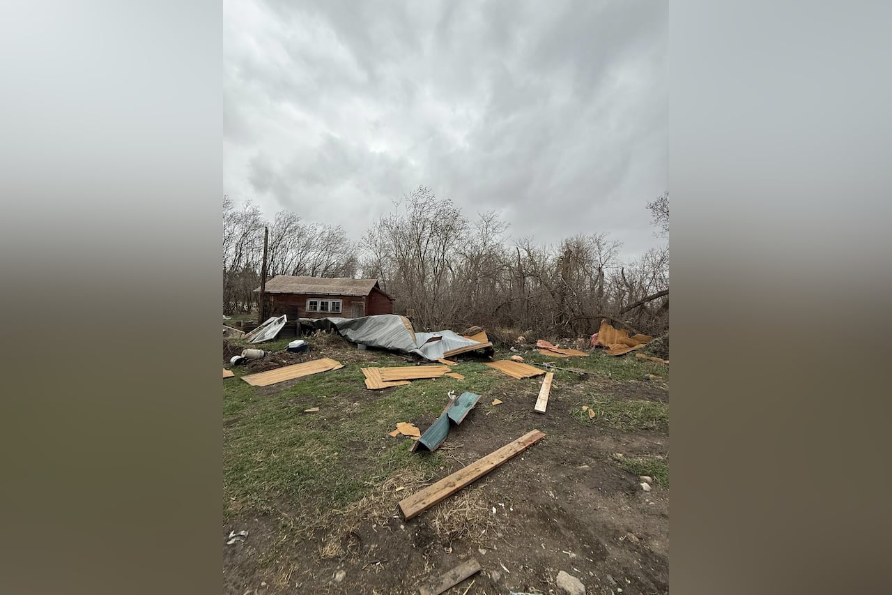 Fierce winds, dust storm cause chaos in southern Manitoba