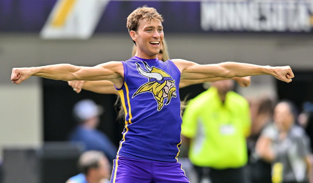 Gay Minnesota Vikings male cheerleaders back for season 2