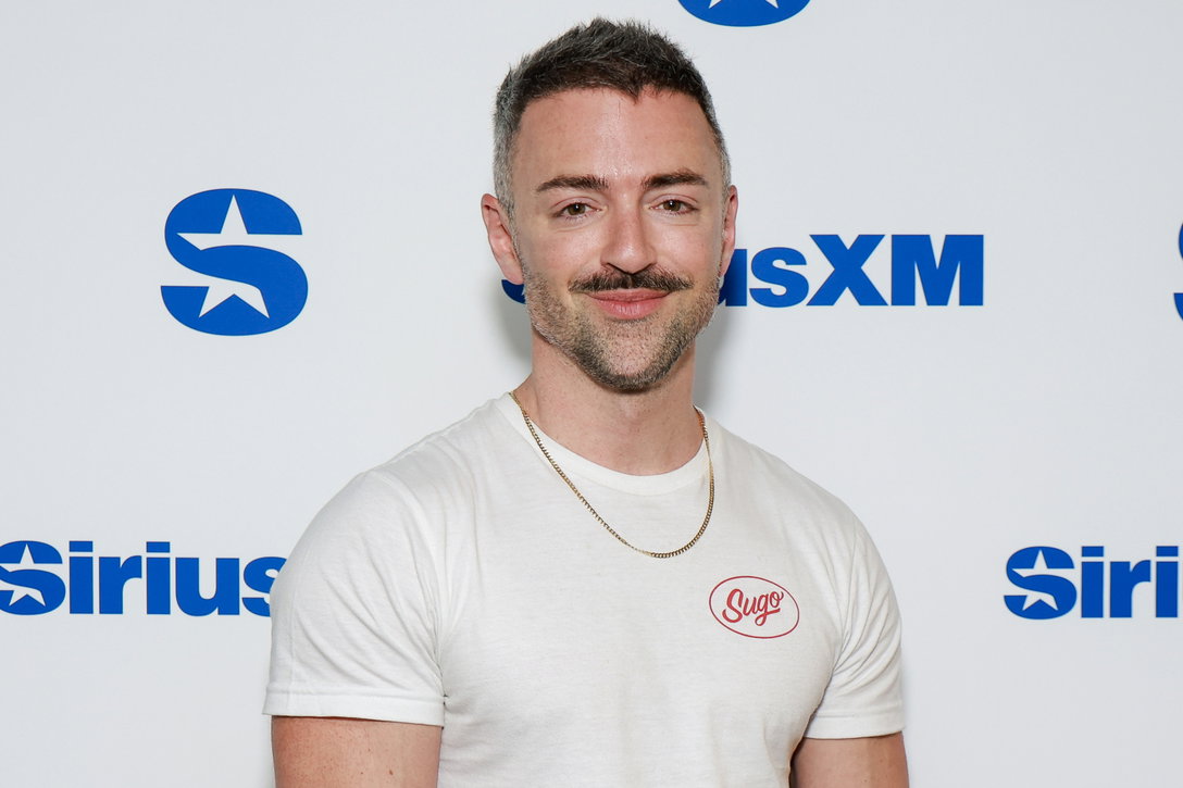 Matteo Lane’s new speedo & workout pics prove touring the world does ...