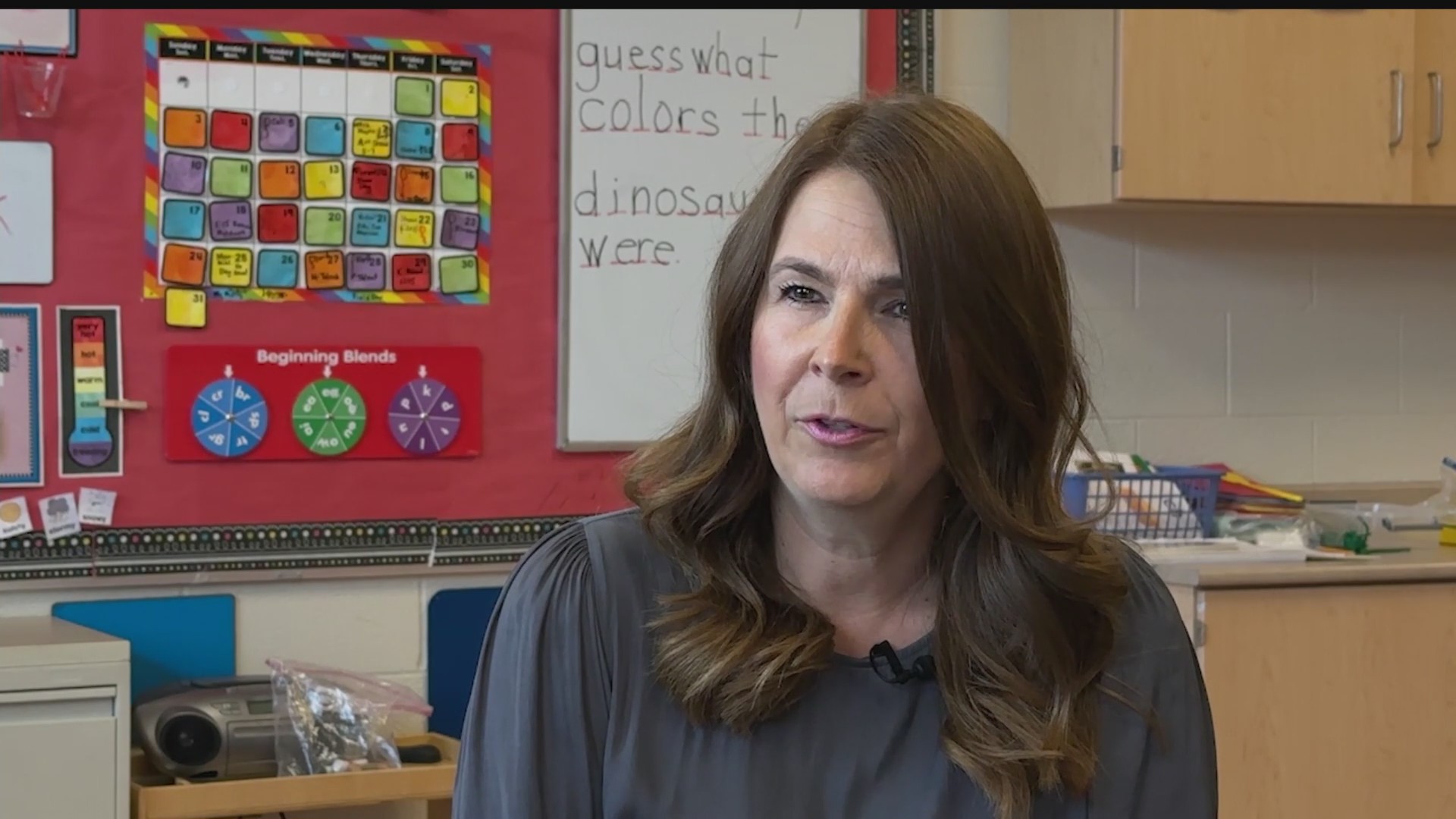 Beloved kindergarten teacher prepares to leave classroom after nearly 4 ...