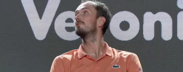 Daniil Medvedev à l’ar­bitre pendant son match contre Jannik Sinner ...