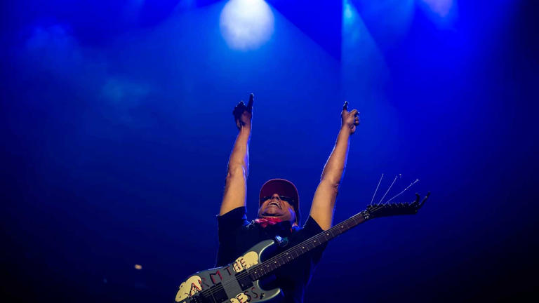 Review: Bruce Springsteen brings hope and dreams to epic 2026 tour ...
