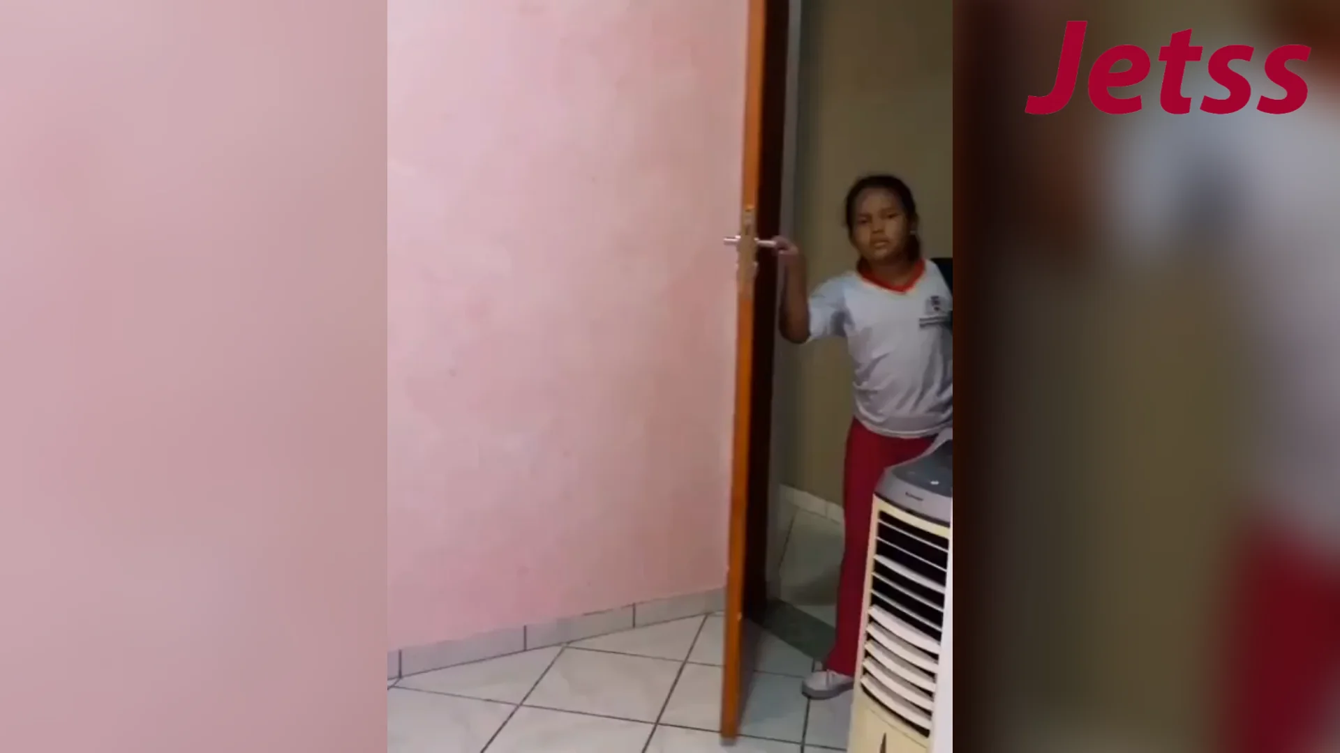 Pai surpreende filha com penteadeira e reação emociona internautas